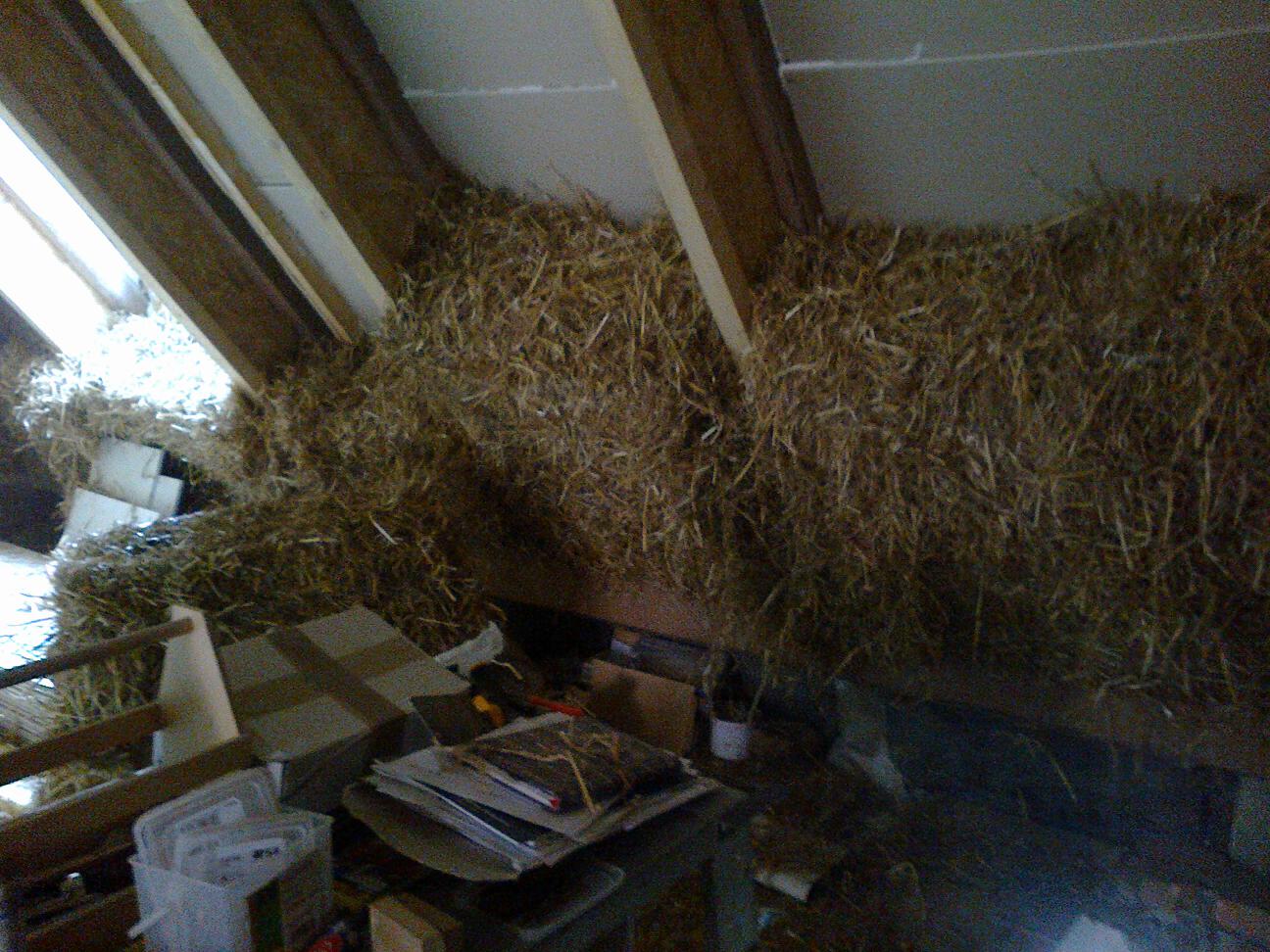 Strohballenhaus – Dach mit Strohballen dämmen – eigenkonstrukt.de